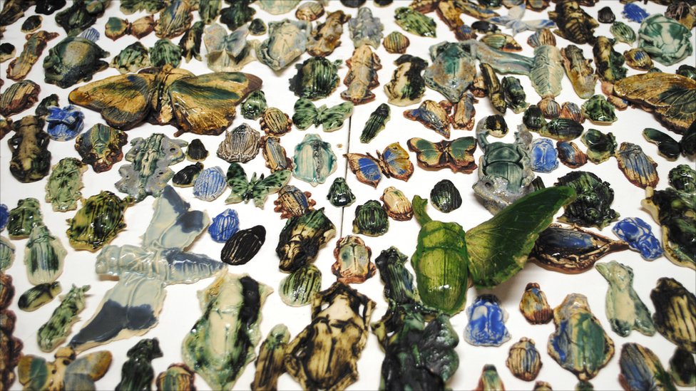 EL ANIMAL INVISIBLE: Anna Collette Hunt agita el enjambre. Invasión de ...