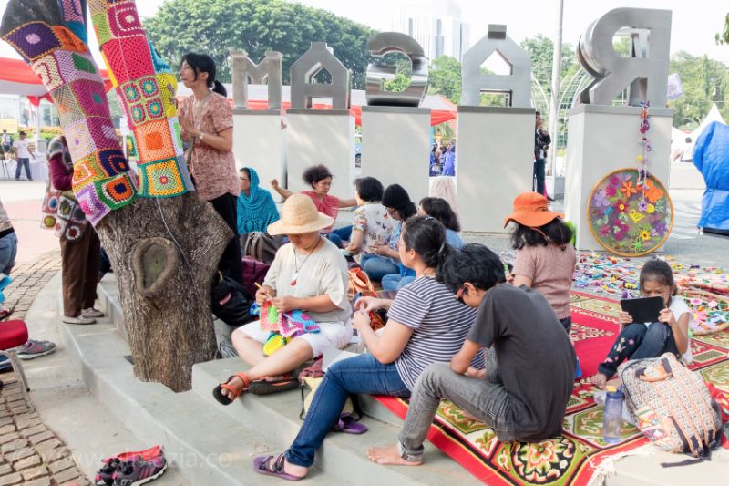 'MENGEBOM' KOTA DEMI KEINDAHAN OLEH KOMUNITAS RAJUT KEJUT