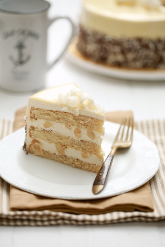 WHITE CHOCOLATE MACADAMIA CAKE - masam manis