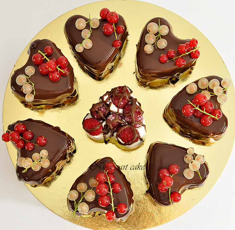 Nina's Art Cake: Tort de ciocolata pentru Maria