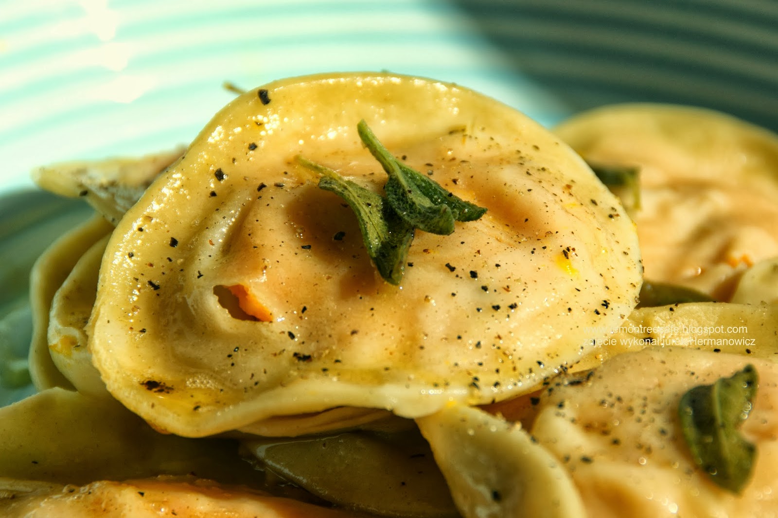 a lemon tree cafe: pierogi z dynią w maśle szałwiowym - pumpkin ravioli ...