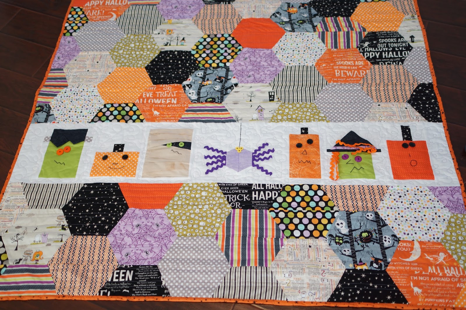 Lo, Ray, & Me: Haunting Hexie Halloween Quilt