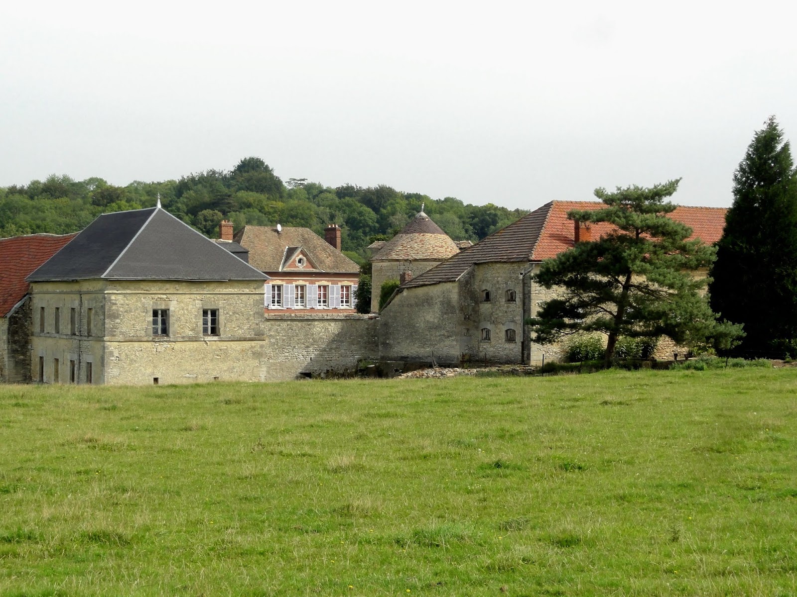 Le Bâtiment: Fiche historique, les châteaux. Le château de Parnes