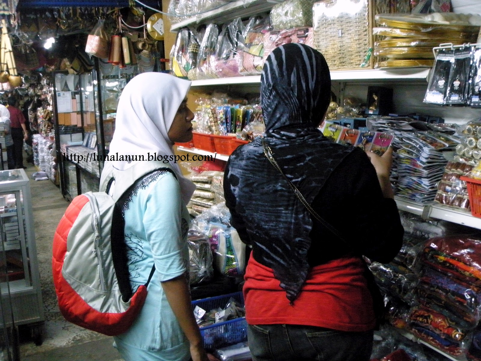 Pasar Kraftangan Kota Kinabalu - Syurga Membeli Belah Barangan ...