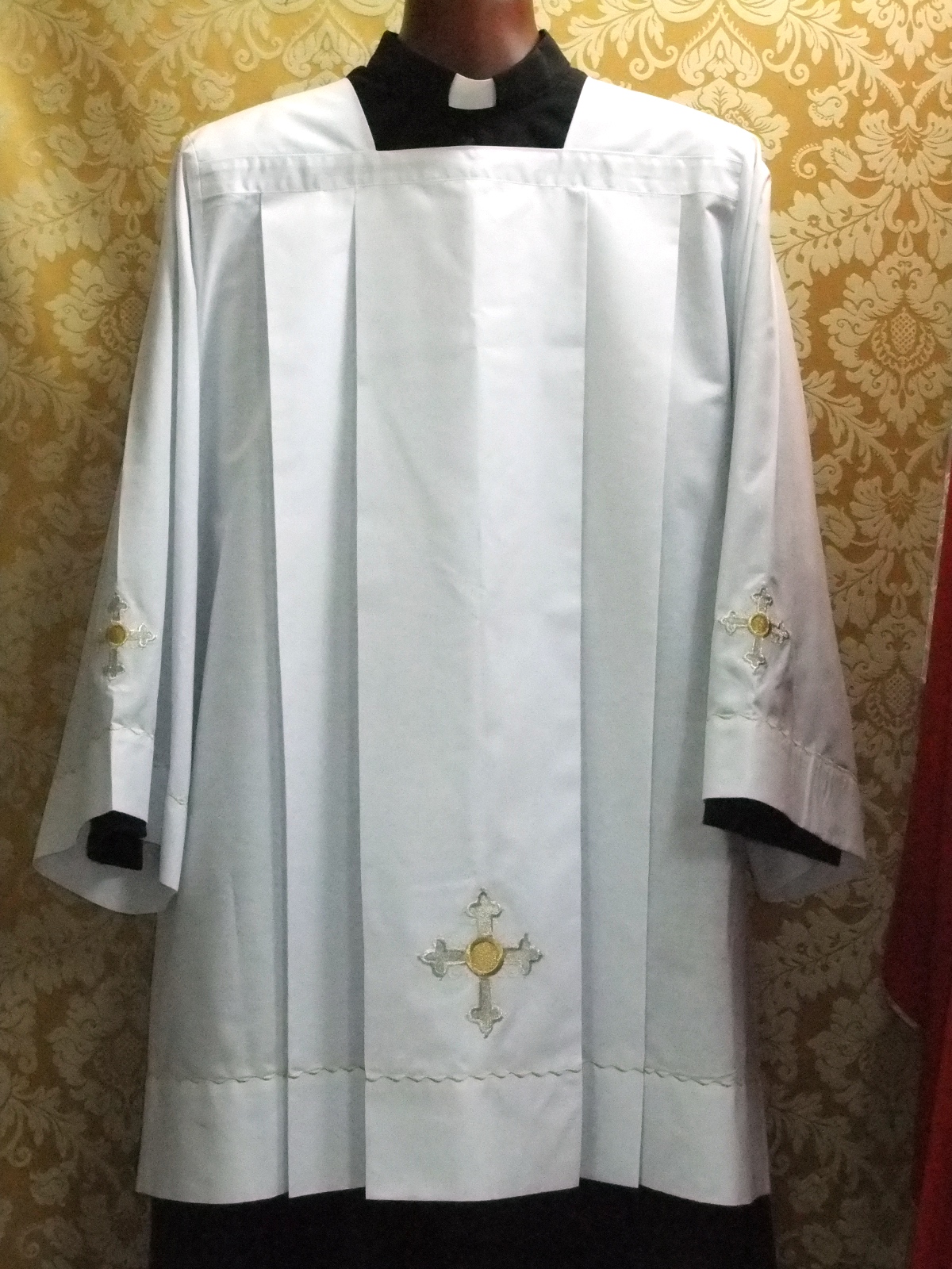 Regina Mundi ornamentos: ROQUETE BORDADO A MÁQUINA EN ORO Y PLATA