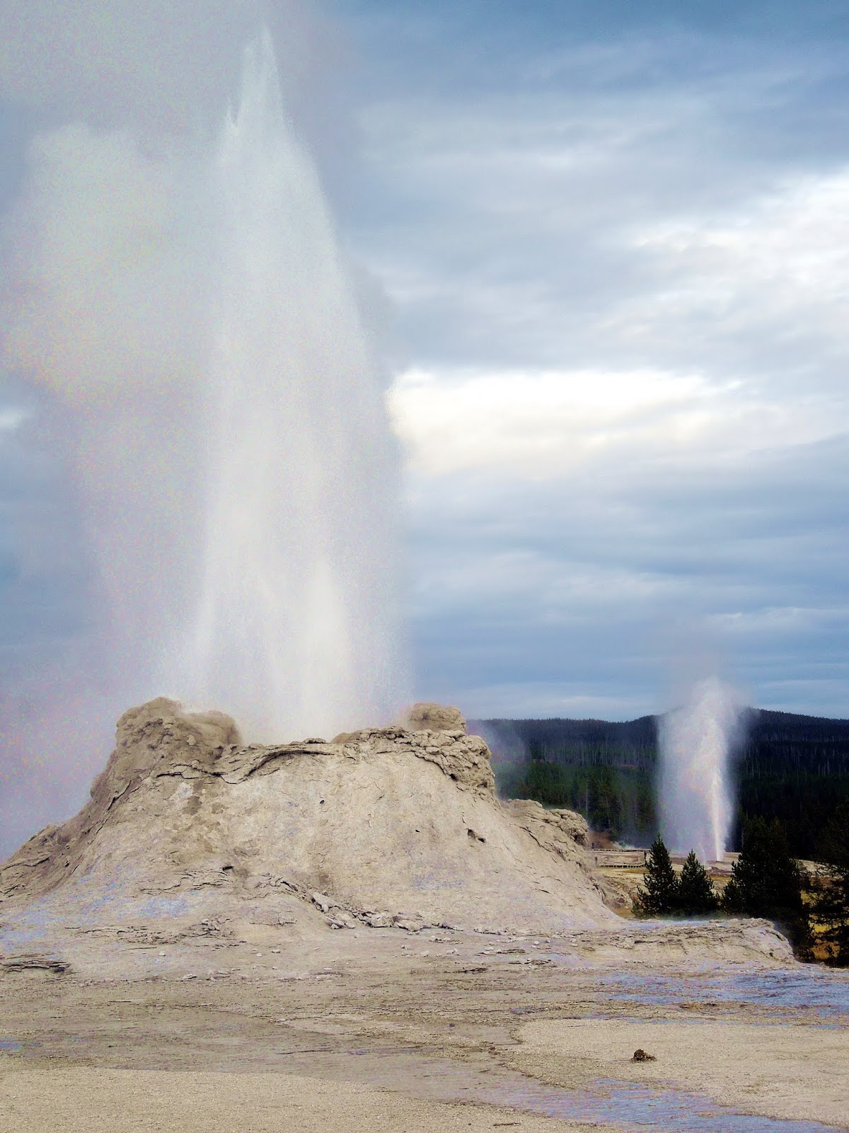Focusing On Travel : Yellowstone: A Geyser Gazers Guide to the Upper ...