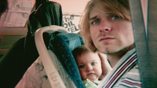 20 Rare and Candid Photographs of Kurt Cobain With His Baby Daughter ...