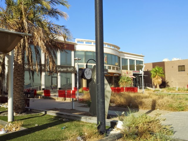 Life in Kuwait Blog: Free Trade Zone Kuwait - A ghost Town