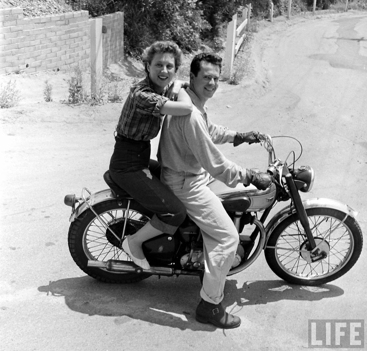 1940s Bike Girls: Fascinating Photos of Female Motorcyclists From 1949 ...