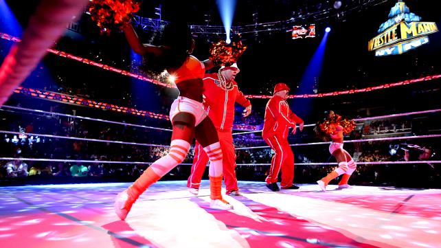 WWE In live!!!!: THE FUNKADACTYLS vs THE BELLA TWINS