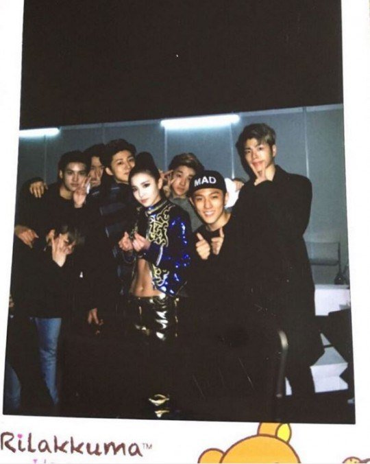 Dara impresses with her abs in a group picture with iKON