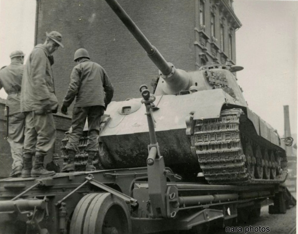 World 1900 - 1950: Short photo story of Pz.Kpfw. VI "Tiger II" № 332