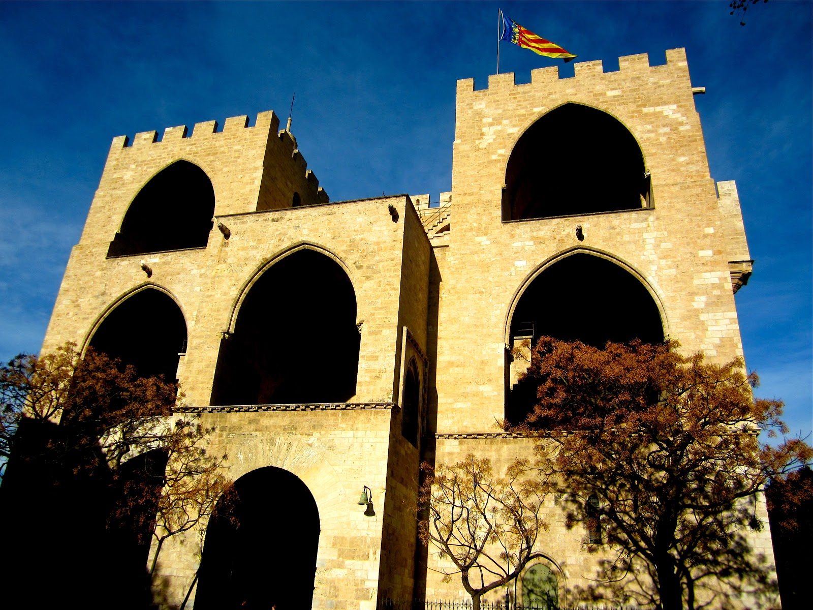 Torres de Serranos y Calle Serranos, Valencia, España - Kristina Morris ...