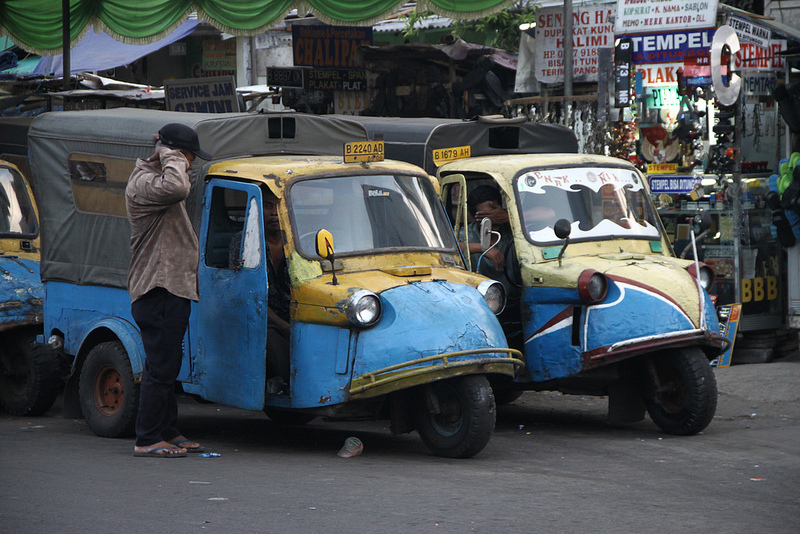 Gambar Transportasi : Kendaraan Roda Tiga Bemo