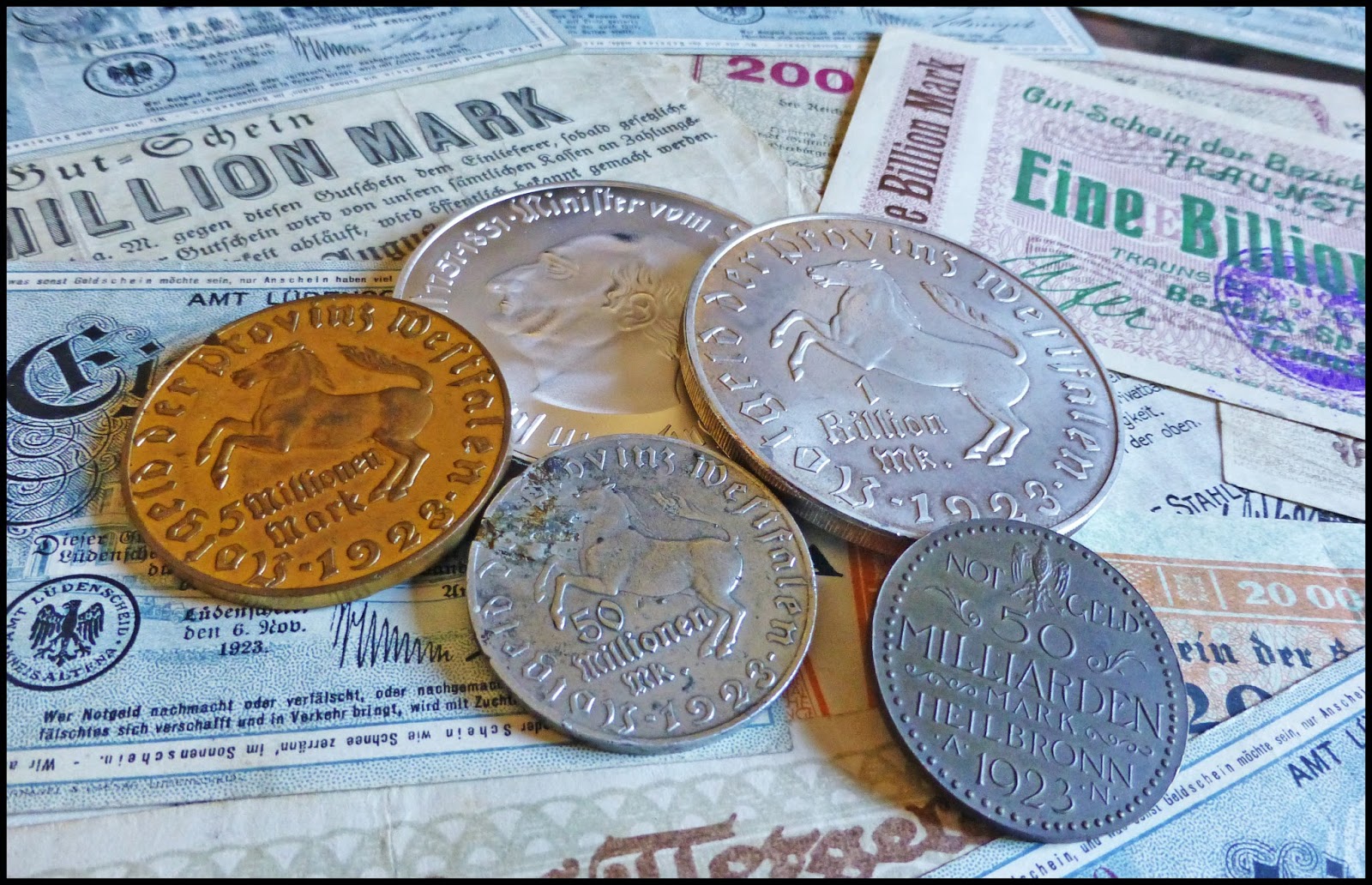 numisarchives: Una moneda de un billón de marcos. La moneda inflacionaria.