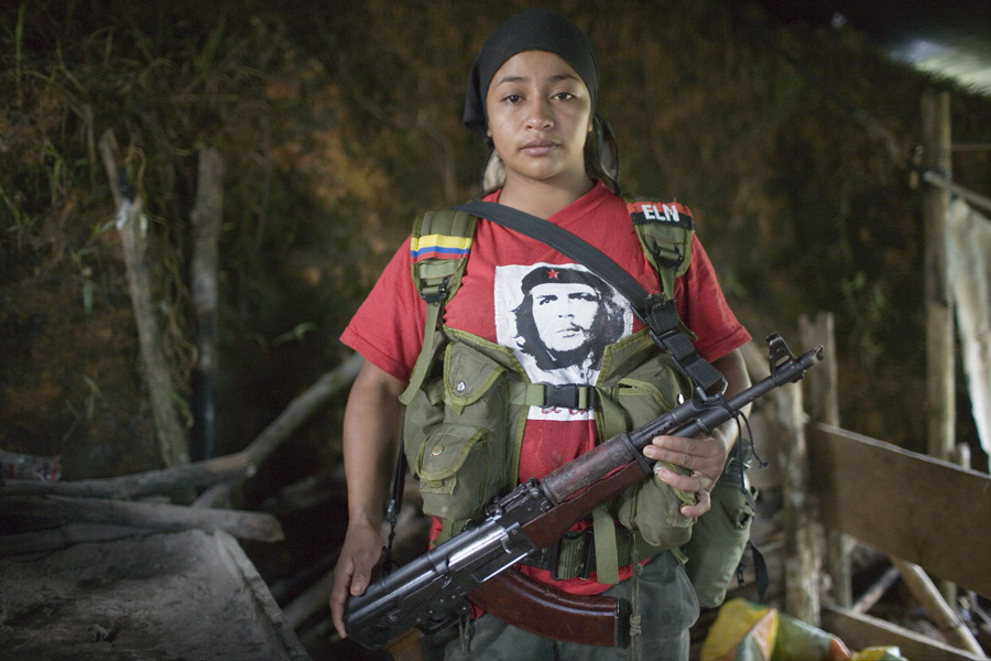 ELN: ELN: Comandante Chávez... La bandera roja y negra ondea a media asta