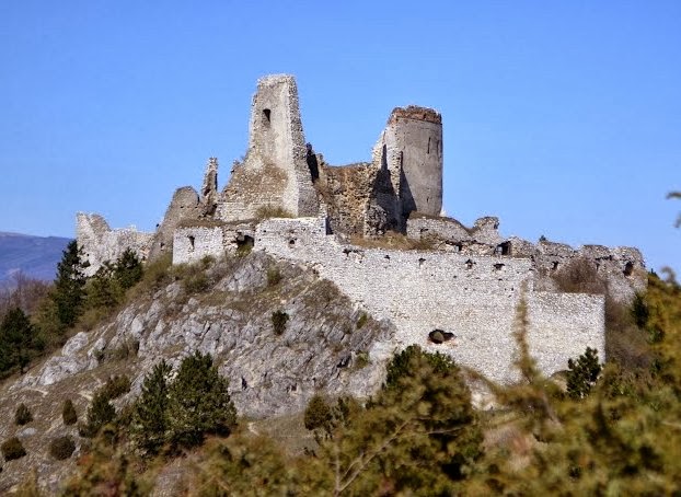 W mroku historii: Świat w ruinach - Čachtice (Słowacja)