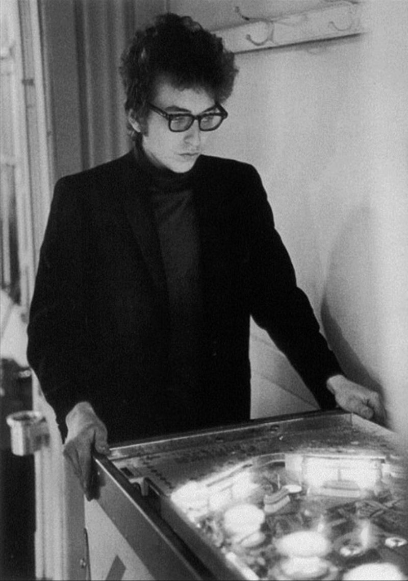 20 Candid Vintage Photographs of Rock Stars Playing Pinball | Vintage ...
