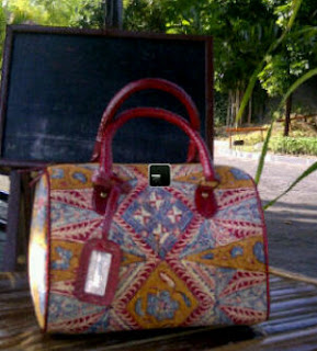 Sulam Bayangan: Tas Batik Eksklusif