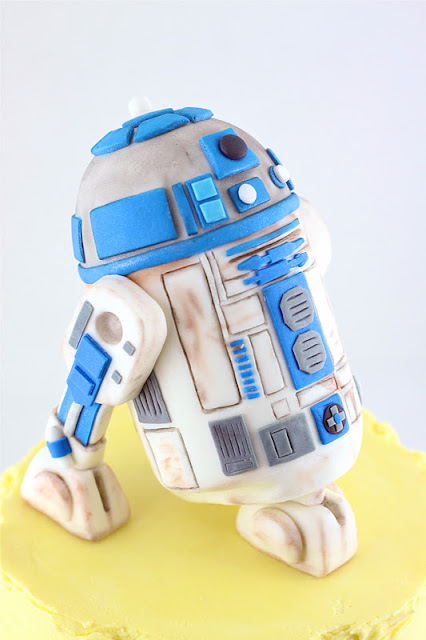 Sweet Art Cakes by Milbreé Moments: R2d2 and (Surprise) Rainbow cake