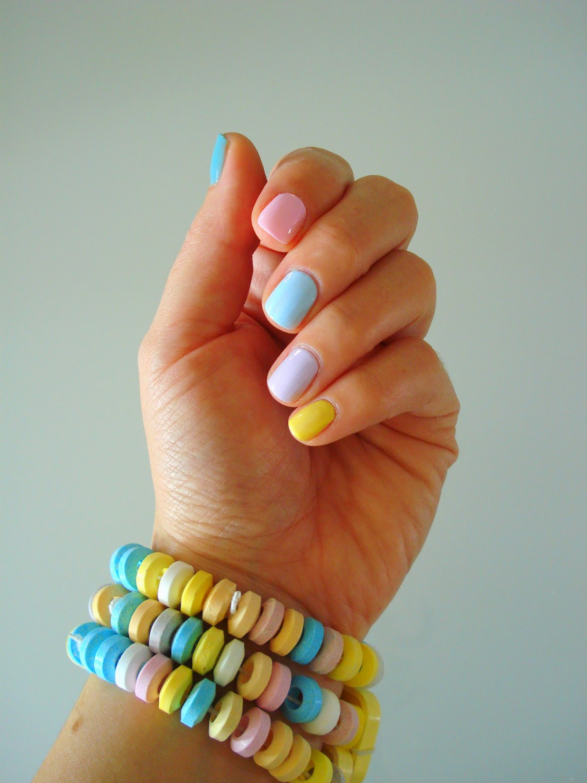Chic Compass: multicolor candy nails