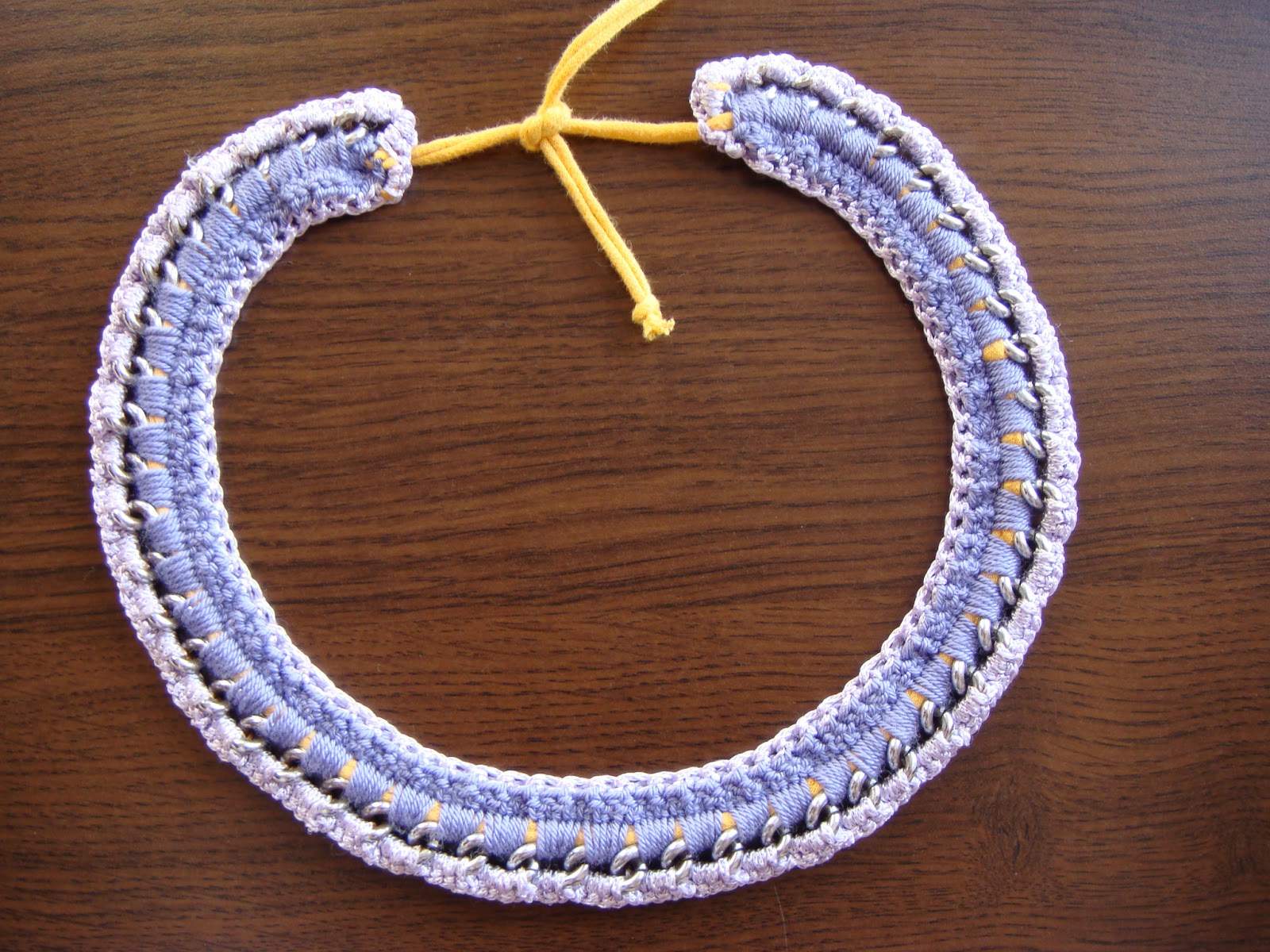 Forme si culori: Colier-guler crosetat - 30 lei