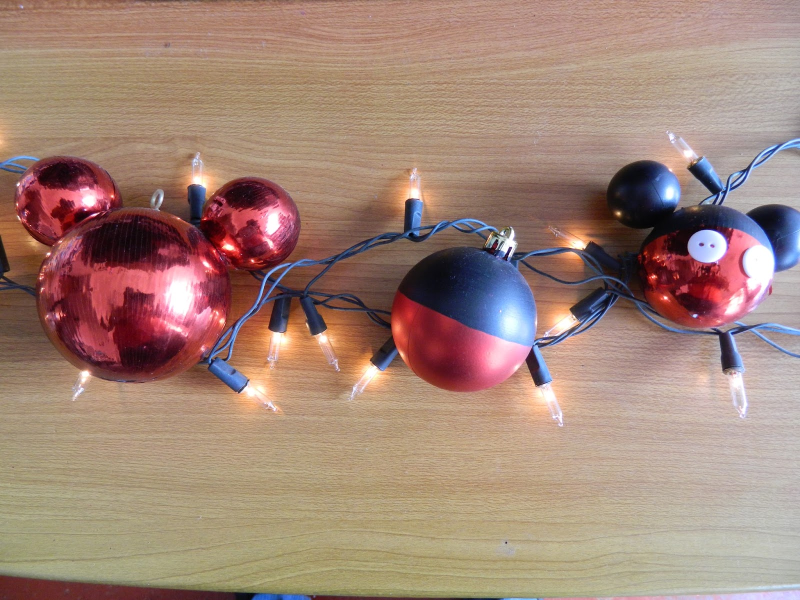 Blog Me: Haz Esferas de Mickey Mouse para tu árbol de Navidad