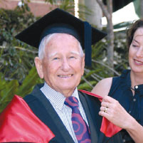 E-HUACHO: ¡El graduado más viejo del mundo!