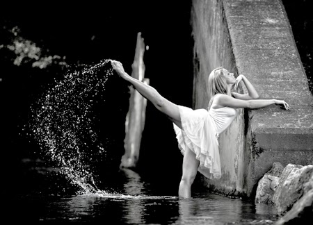 Beautiful colorful pictures and Gifs: Water Splash Photography.