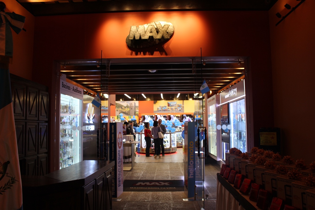 TIENDAS MAX LLEVA LO ÚLTIMO EN TECNOLOGÍA A LA CIUDAD COLONIAL