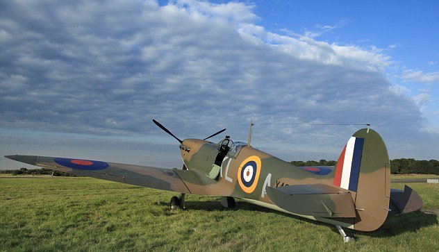 Armamento e Defesa: Supermarine Spitfire Mk.1 voa após mais de três ...