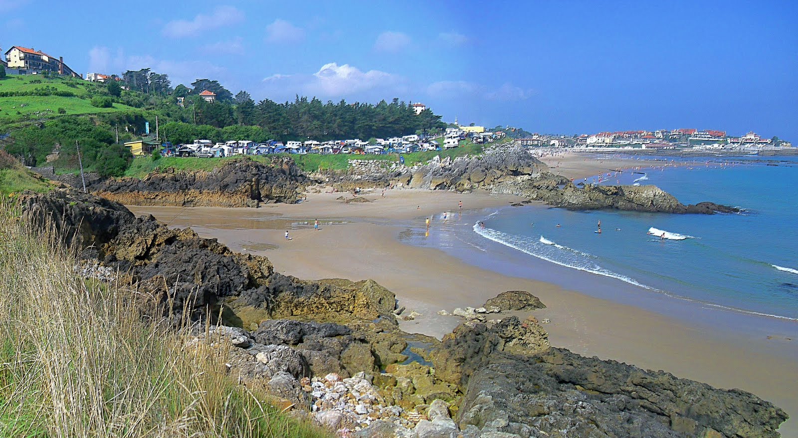 playas y paseos por la costa: PLAYA ARROYO GANDARIAS EN COMILLAS