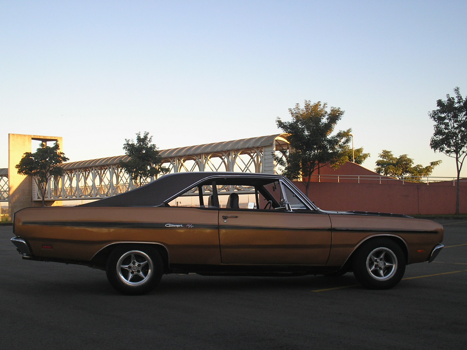 laikcars: DODGE CHARGER RT 1975