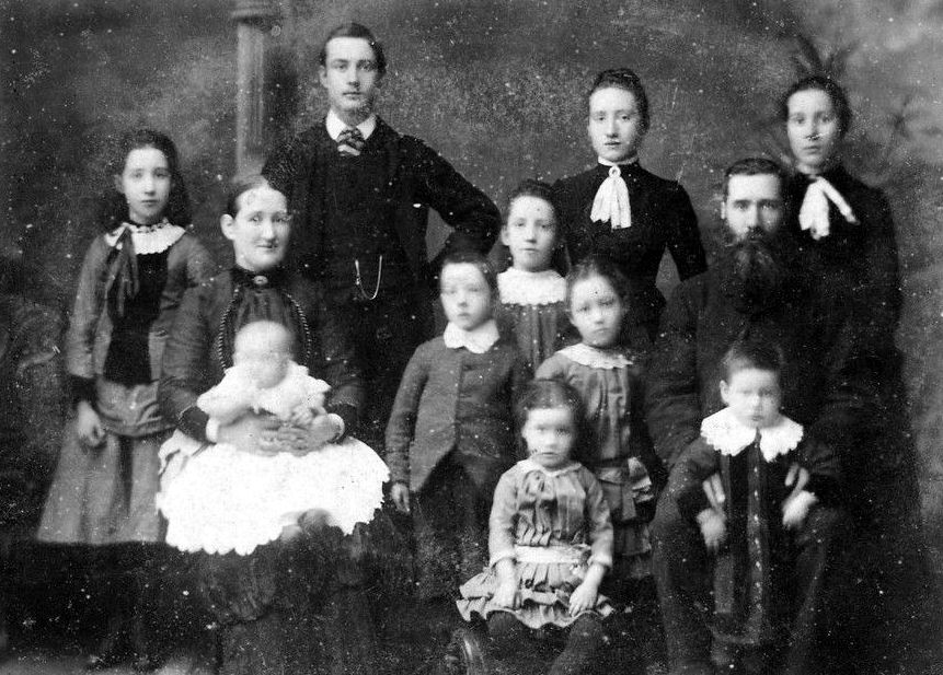 Tour Scotland: Old Photograph Large Family Dunfermline Fife Scotland