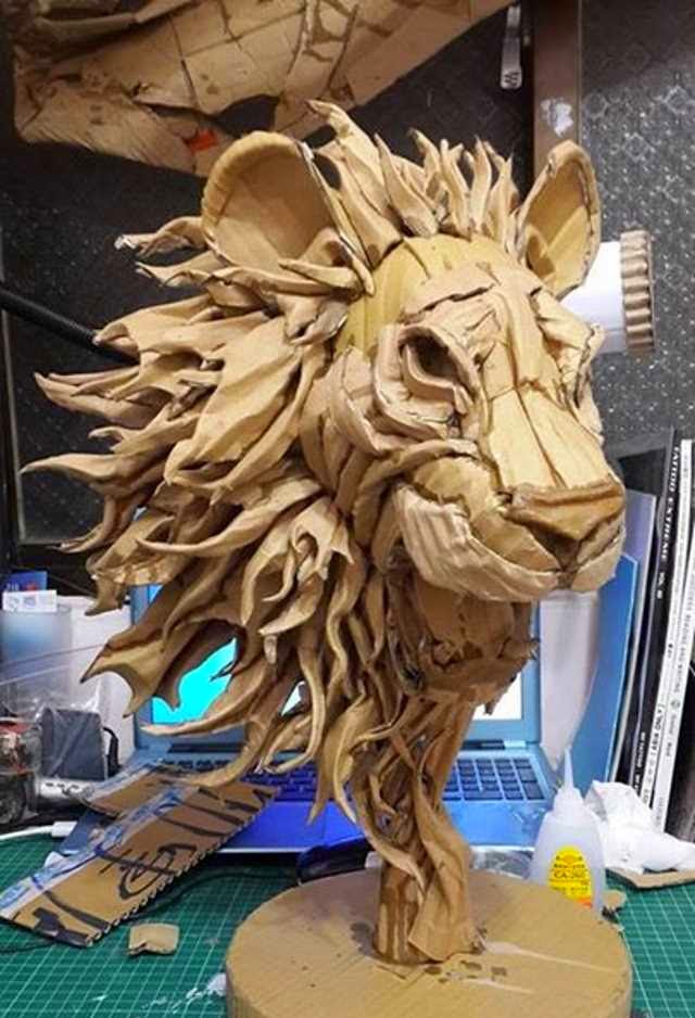 Artista de Cartón - Cardboard Artist - Notiabsurdo