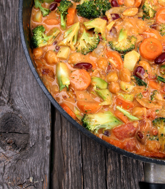 Varmende gryte med kokosmelk, bønner og brokkoli | Veganmisjonen