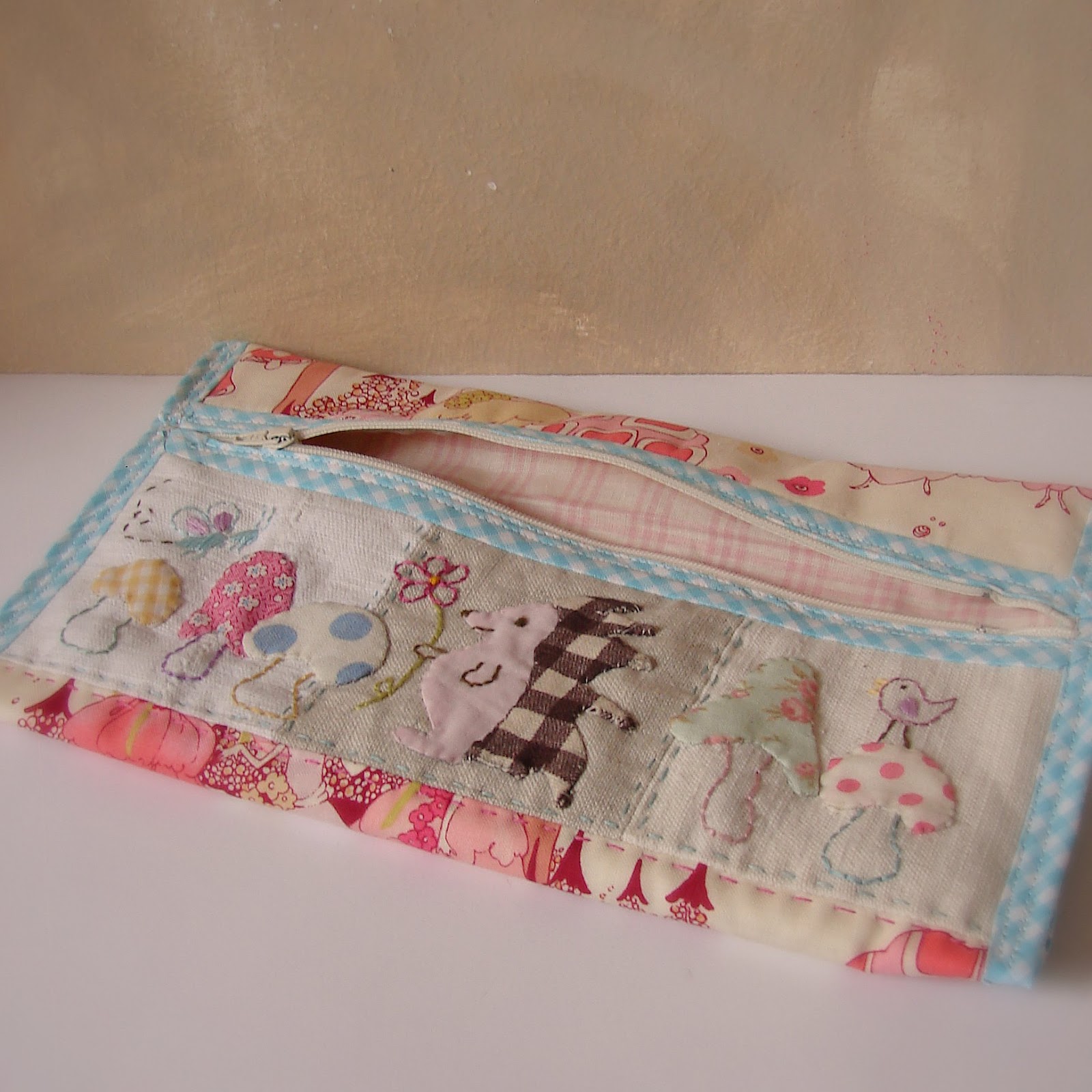 Roxy Creations: Pouch hedgehog with mushrooms