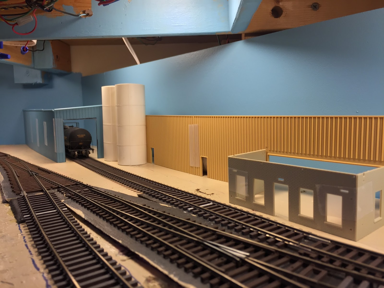 The Virginia Midland HO Railroad Blog: Progress on the layout: corn ...