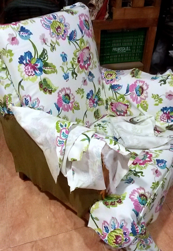 EL DESVÁN DE LOS TRASTUCOS: BUTACAS TAPIZADAS CON ESTAMPADO DE FLORES
