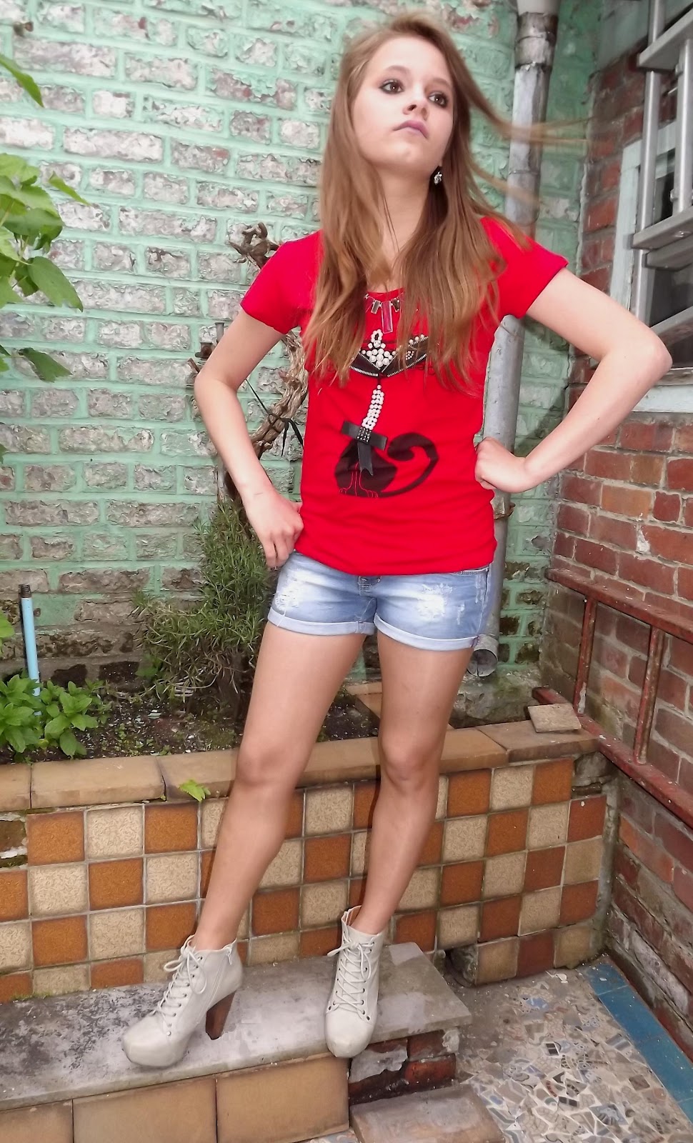 TANYA WALL officiel: mai 2012