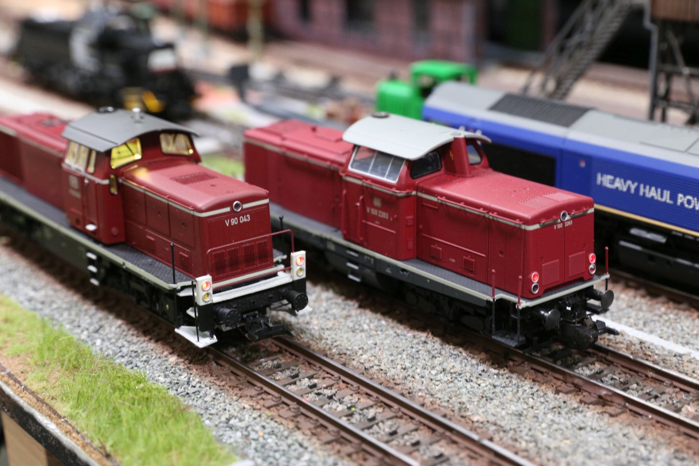 ESU製品おなじみ、のっぺらぼう運転士もいる。