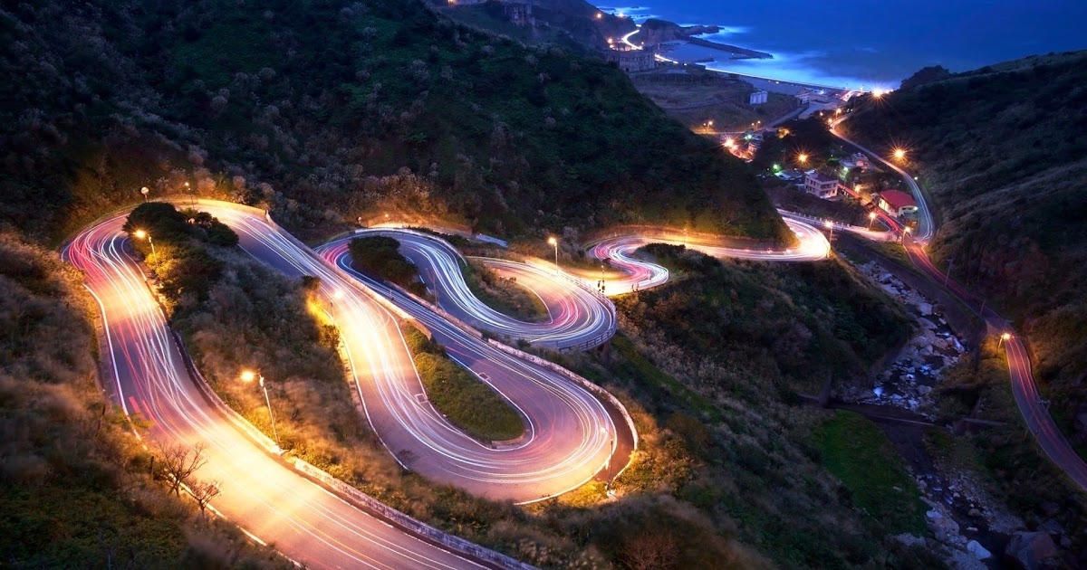 Weg met haarspeldbochten naar zee