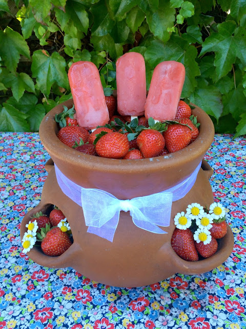 Jac o' lyn Murphy: Serving Strawberries with farm fresh syle