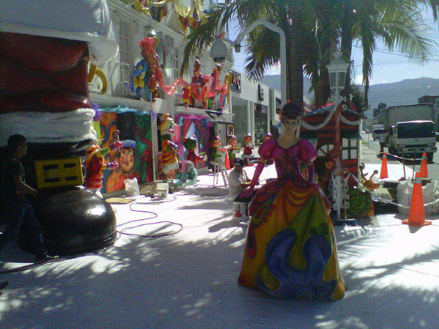 El Papá Noel gigante de Norberto y su pareja Antonio ~ OrgulloLGBT.co