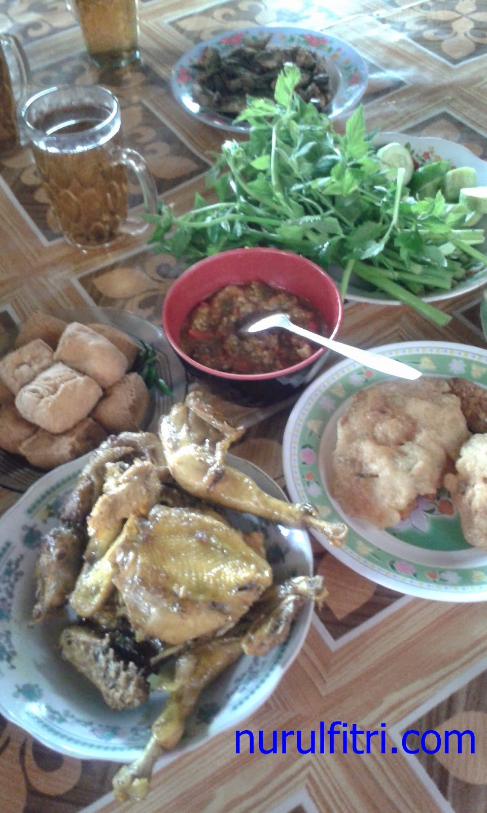 √ Ayam Goreng dan Baby Fish Goreng ala Rumah Makan Mang Yeye