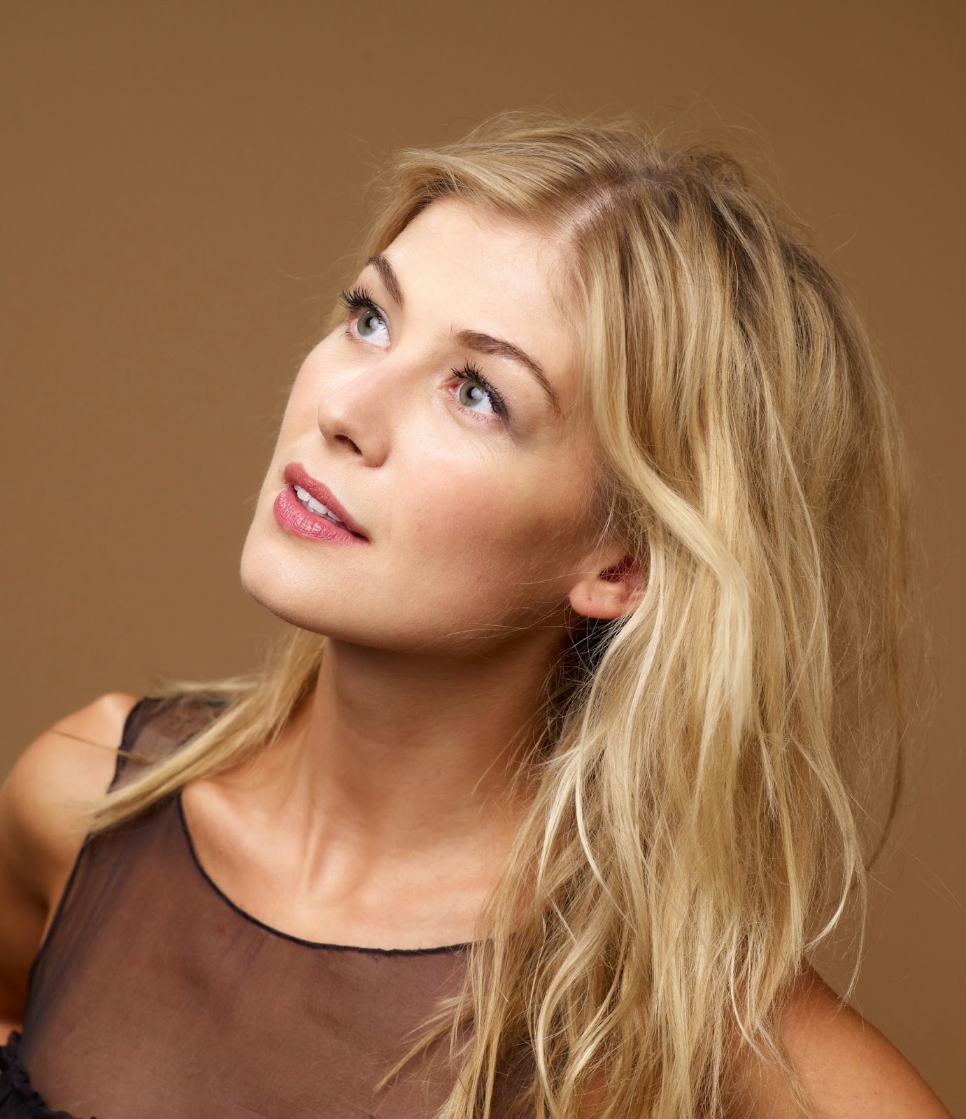 Rosamund Pike Hd Wallpapers