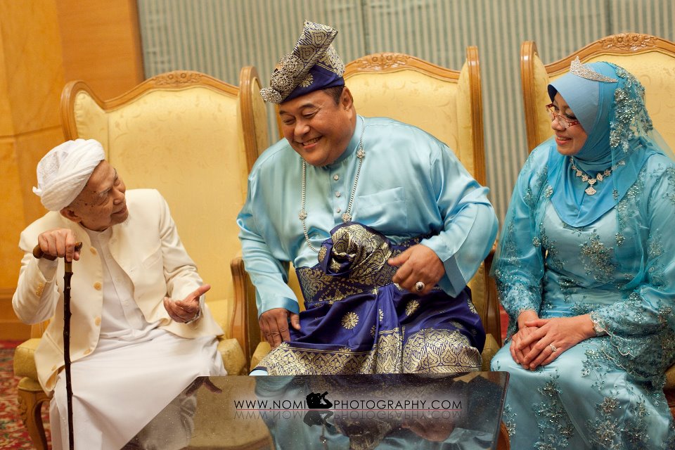 SiasahKini: Gambar Tok Guru Menghadiri Majlis Perkahwinan Malek Nor.