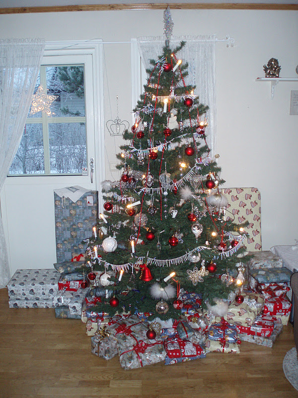 Karipia`s Kreasjoner: Ny Juletrematte og ferdig pyntet juletre.