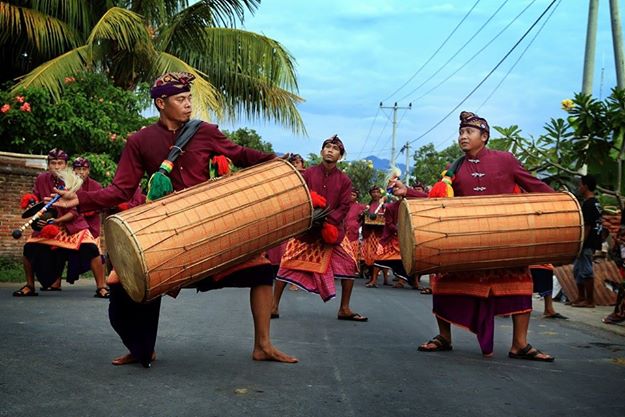 LOMBOK MIRAH SASAK ADIE: Tari Oncer ,Tarian Tradisional Sasak Lombok