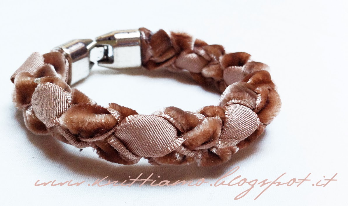 Knittiamo con Martina e Roberta: Come fare una treccia con 4 fili.